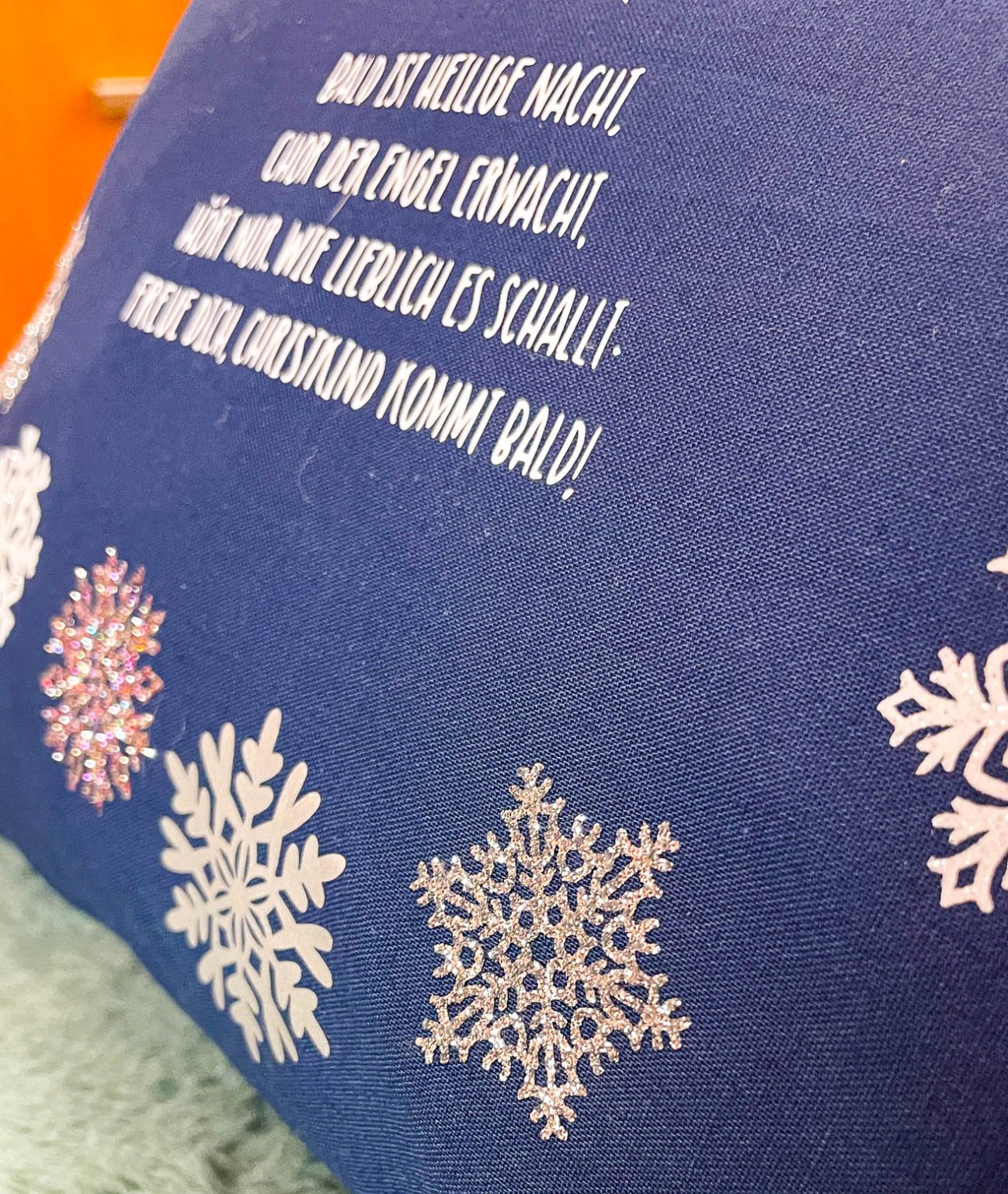 Plotterfreebie Schneeflocke + Weihnachtskissen plotten - Funkelfaden