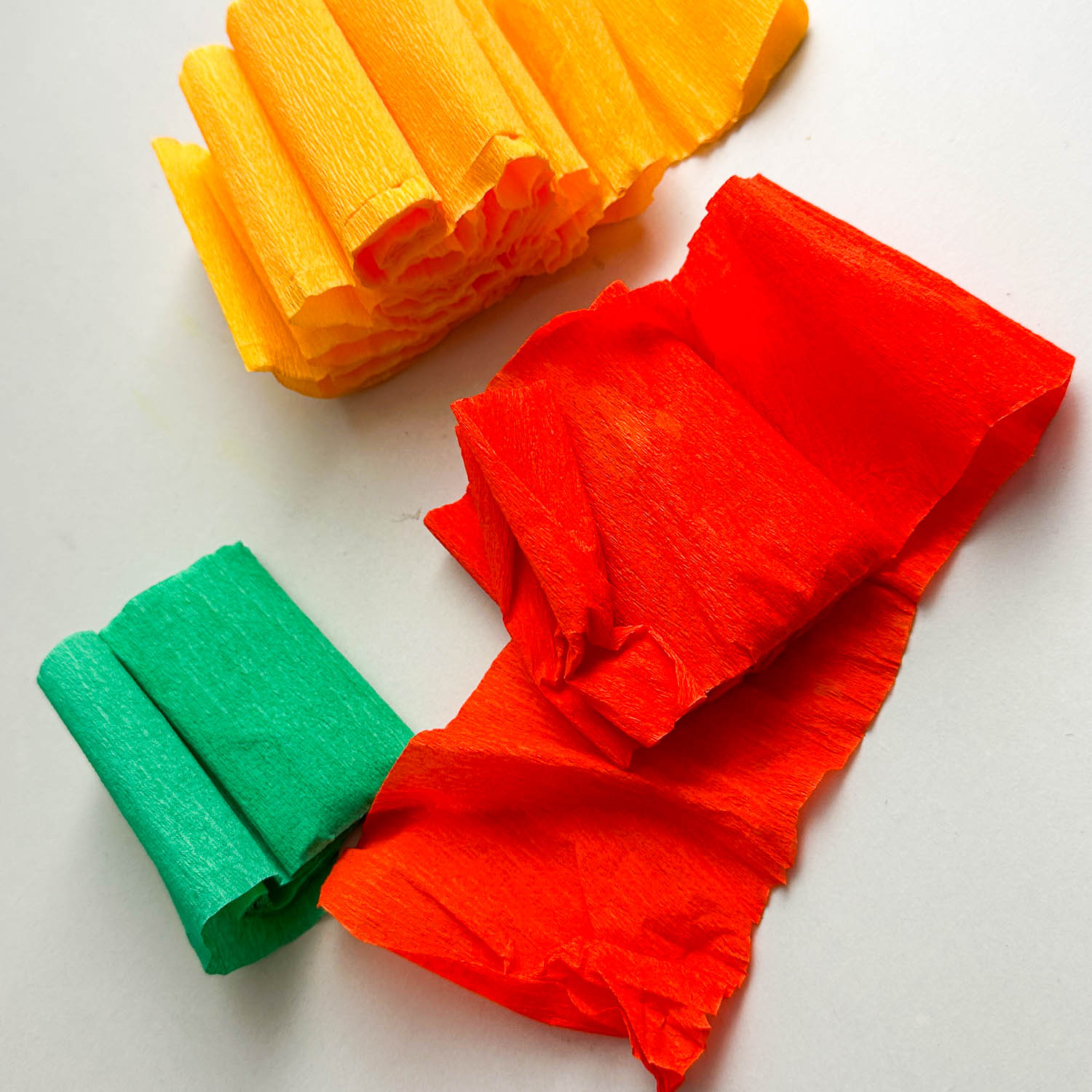 Fasching - Girlanden basteln mit Krepppapier - Funkelfaden