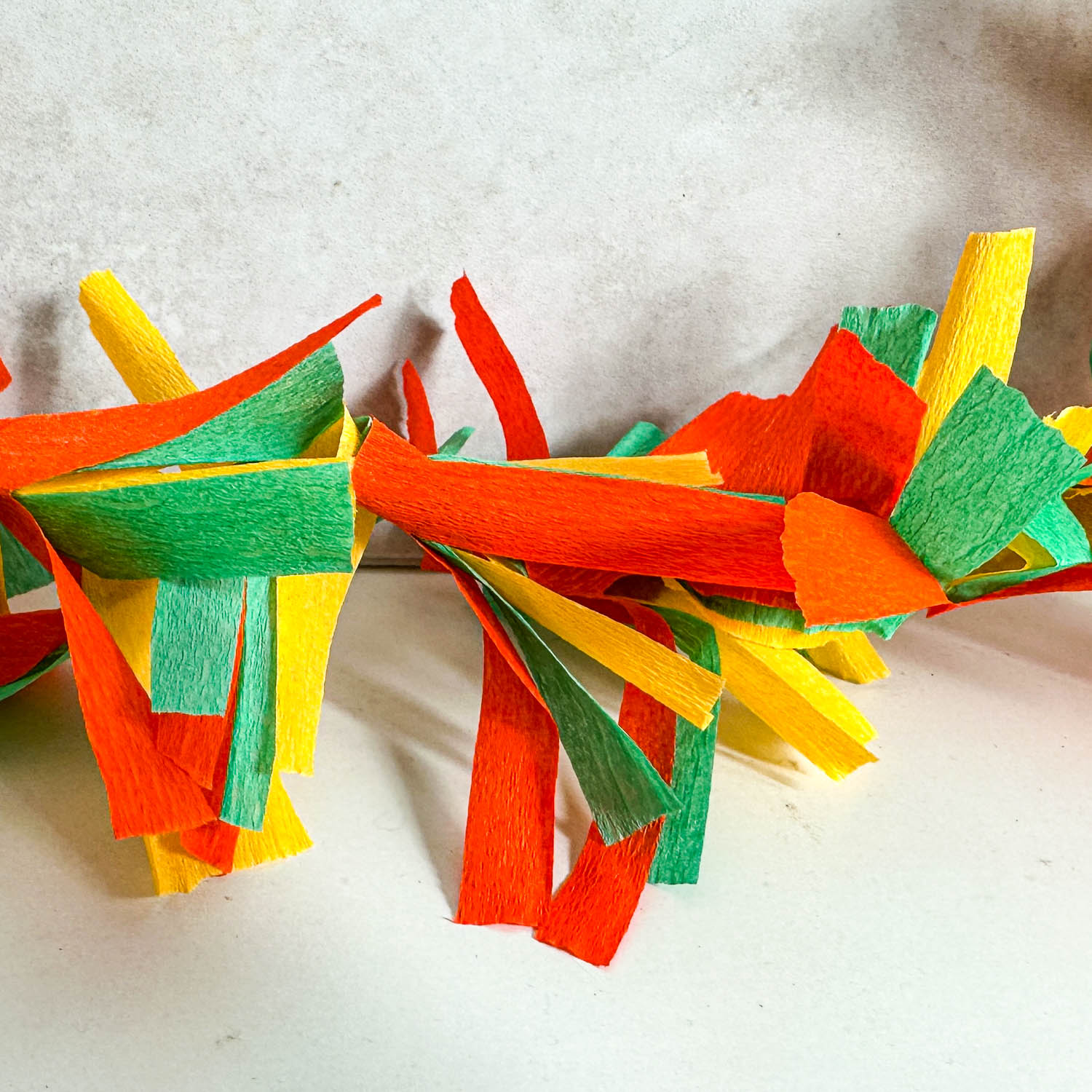 Fasching - Girlanden basteln mit Krepppapier - Funkelfaden