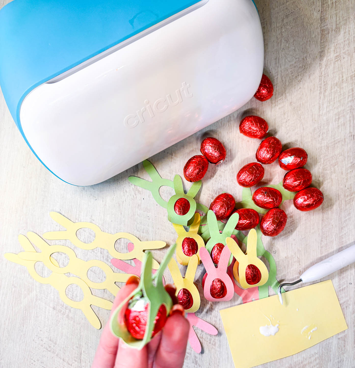 Schnelle Geschenkverpackung für ein Schoko-Osterei mit der Cricut Joy – DIY-Anleitung - Funkelfaden